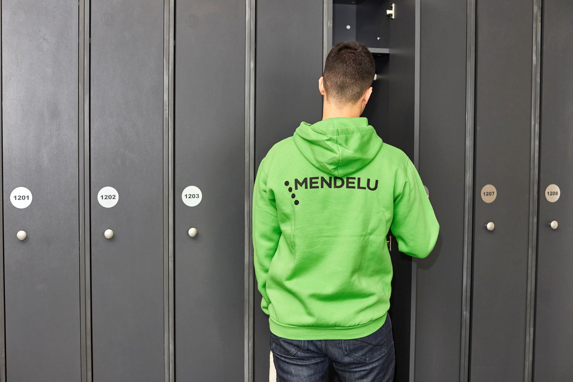 Mendelu. Mikina s černým nápisem pánská